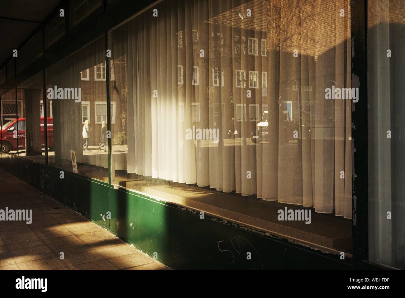 Closed store hi-res stock photography and images - Alamy