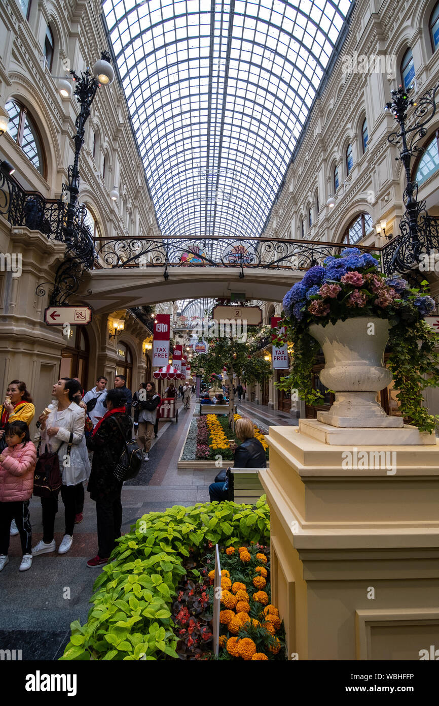 3 story shopping mall hi-res stock photography and images - Alamy