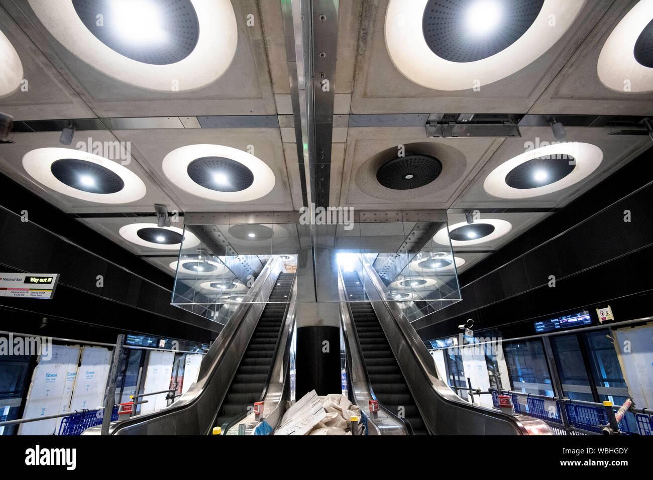 Crossrail platforms hi-res stock photography and images - Alamy