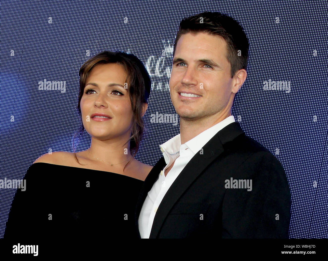 Robbie Amell Girlfriend