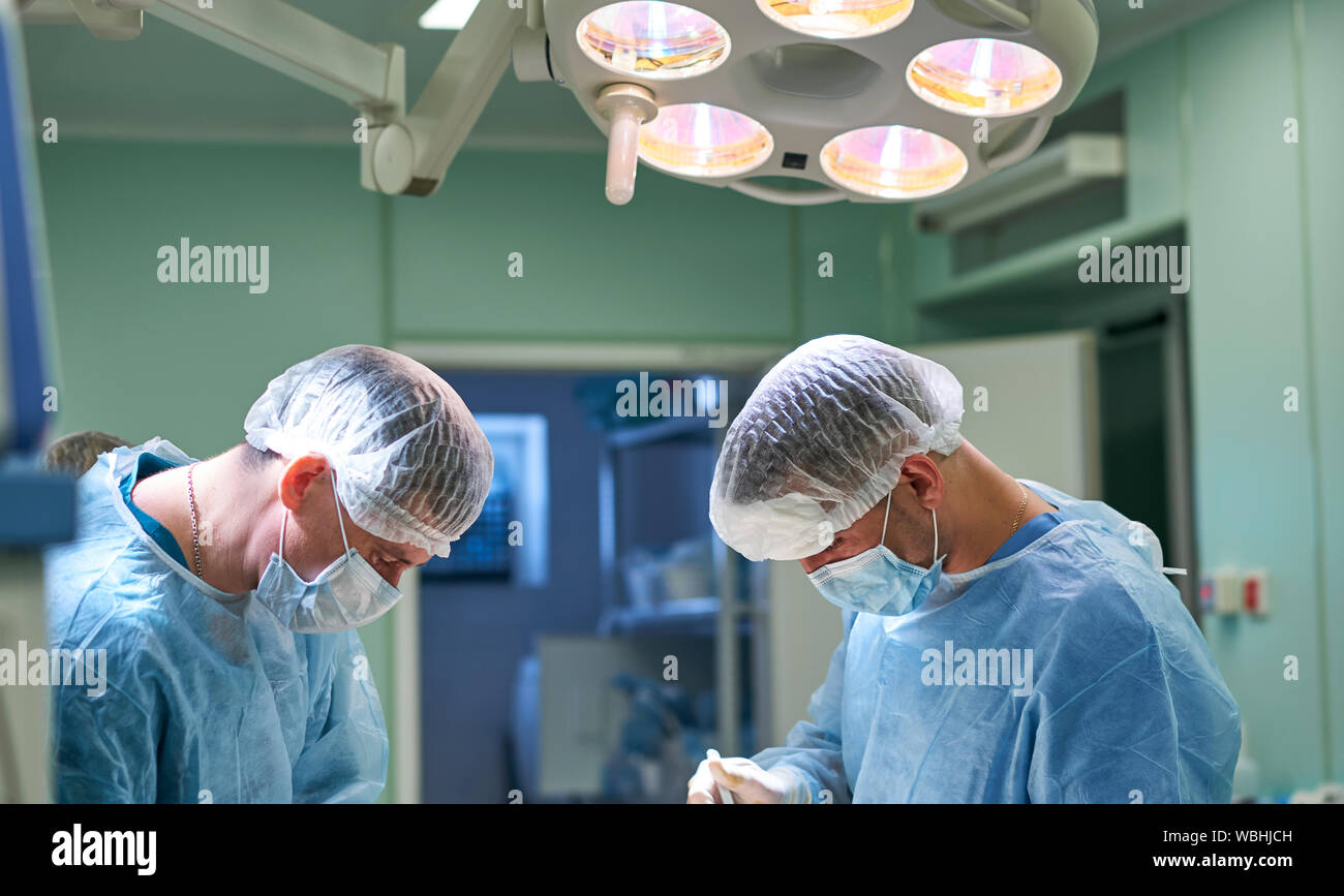 surgeons in the operating room during surgery Stock Photo - Alamy