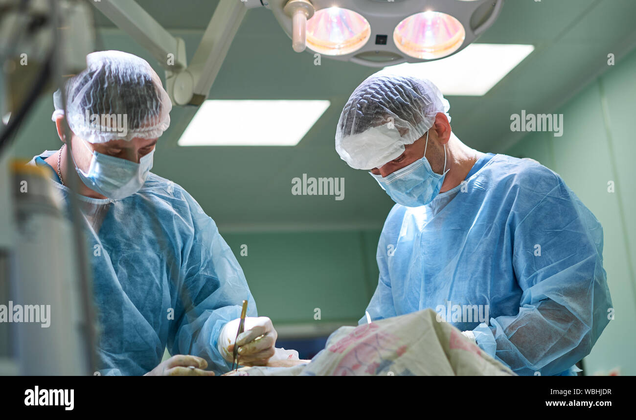 surgeons in the operating room during surgery Stock Photo - Alamy