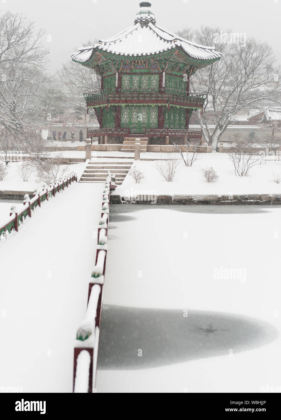 Chinese covered footbridge hi-res stock photography and images - Alamy