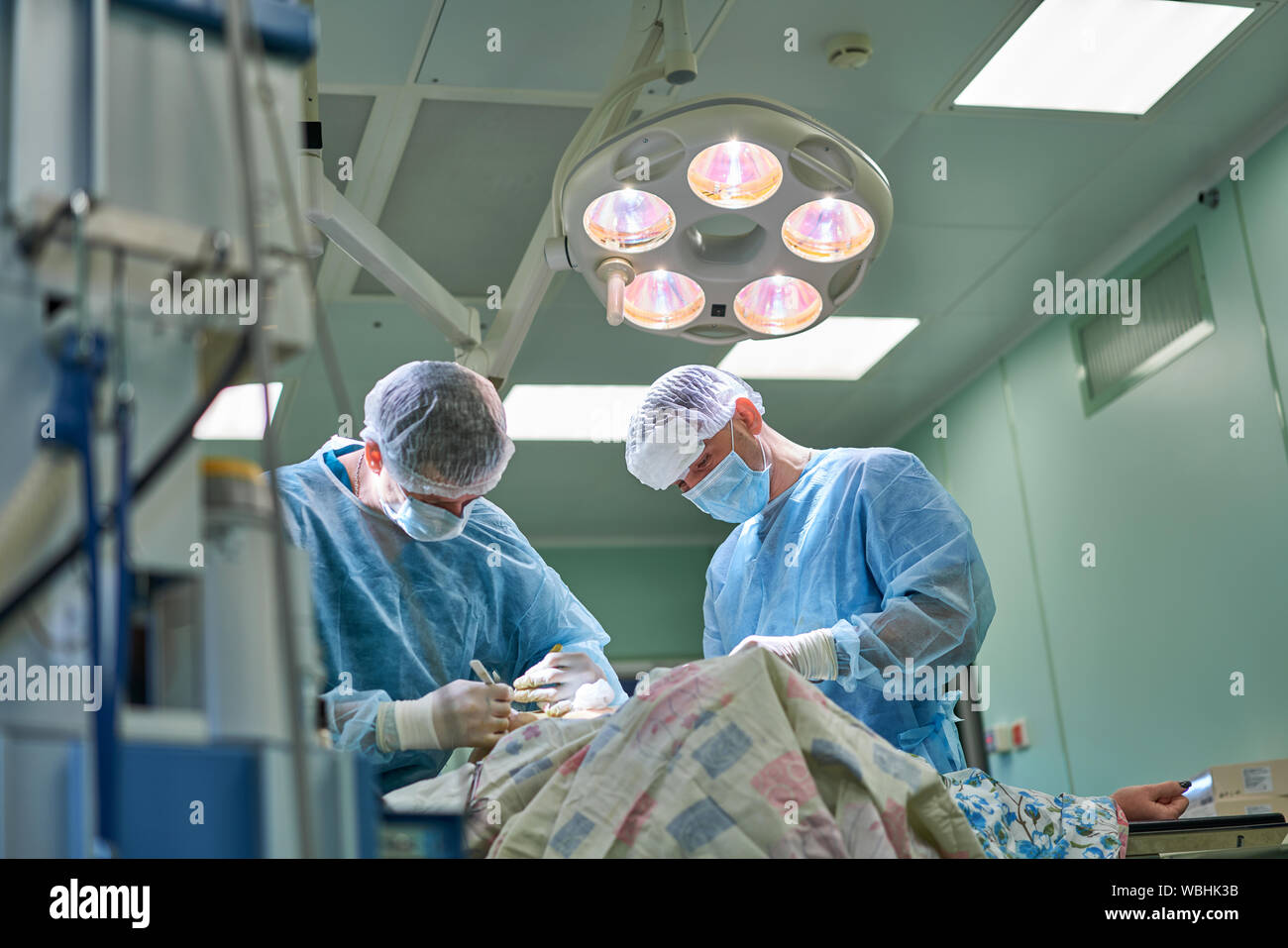 surgeons in the operating room during surgery Stock Photo - Alamy