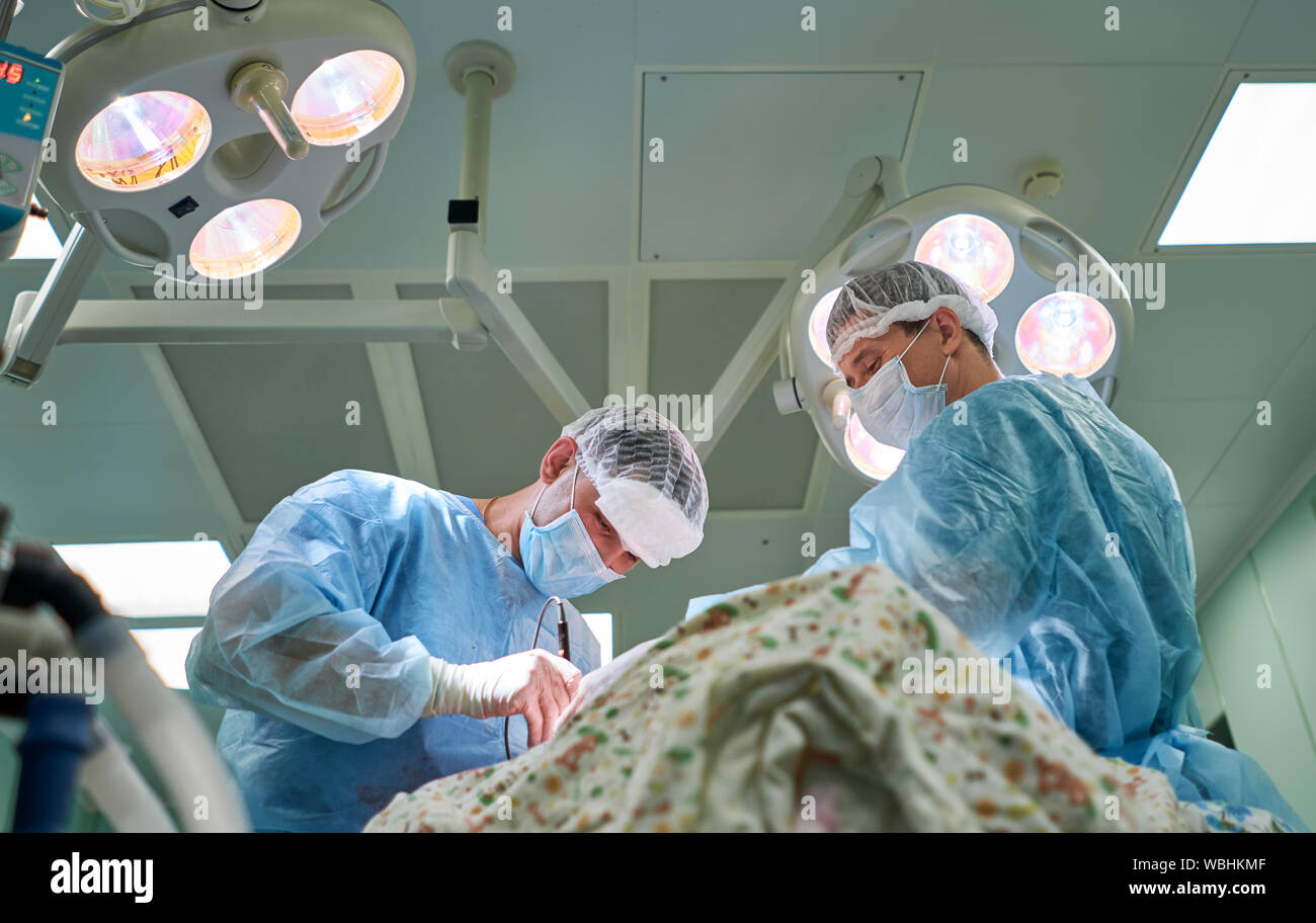 surgeons in the operating room during surgery Stock Photo - Alamy