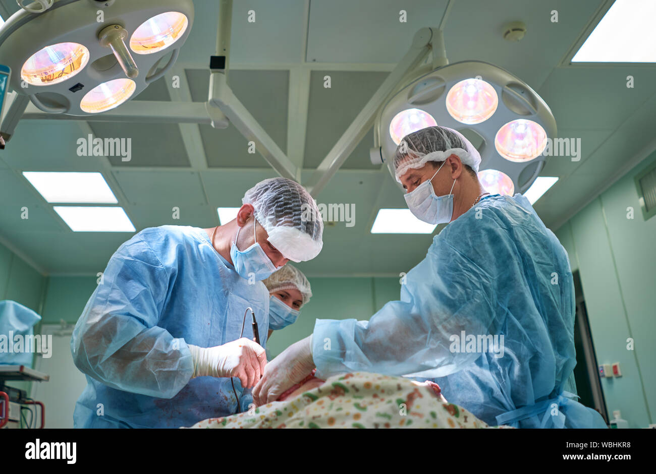 surgeons in the operating room during surgery Stock Photo - Alamy