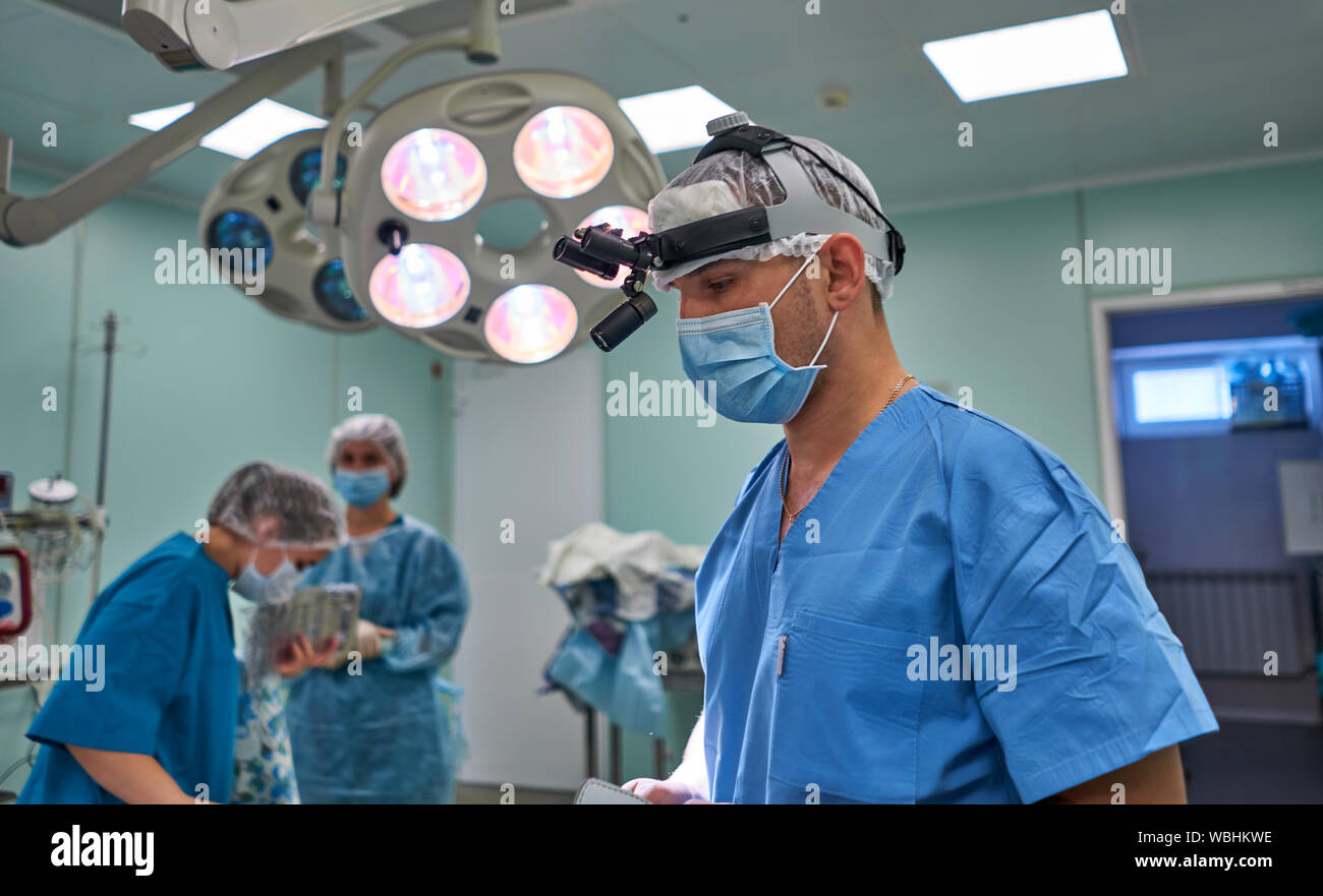 surgeons in the operating room during surgery Stock Photo - Alamy