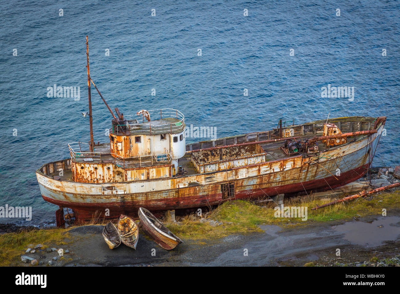 Shipwreck in arctic hi-res stock photography and images - Alamy