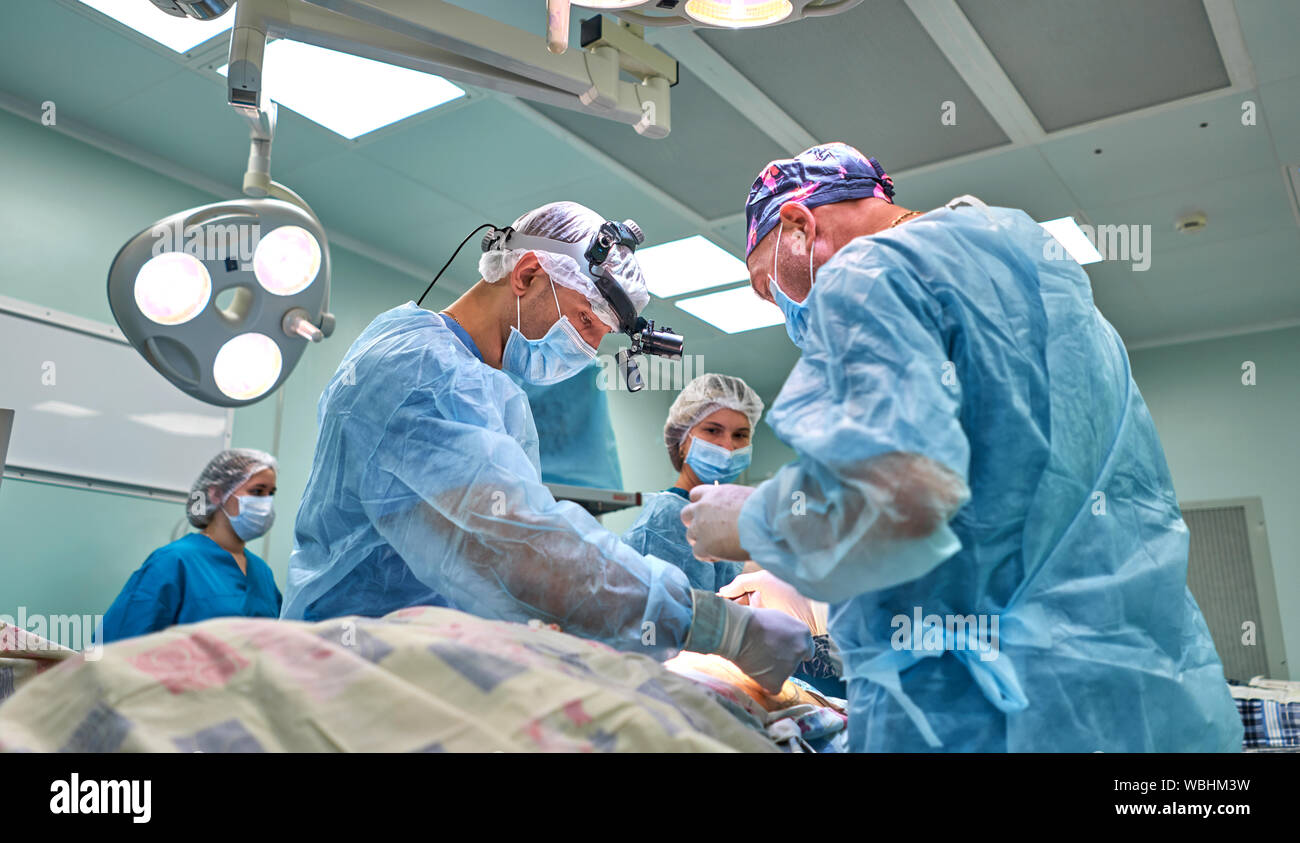 surgeons in the operating room during surgery Stock Photo - Alamy