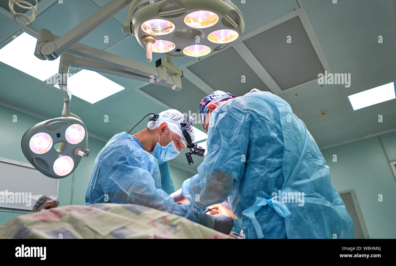 surgeons in the operating room during surgery Stock Photo - Alamy