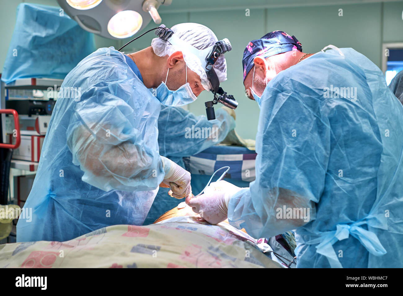 surgeons in the operating room during surgery Stock Photo - Alamy