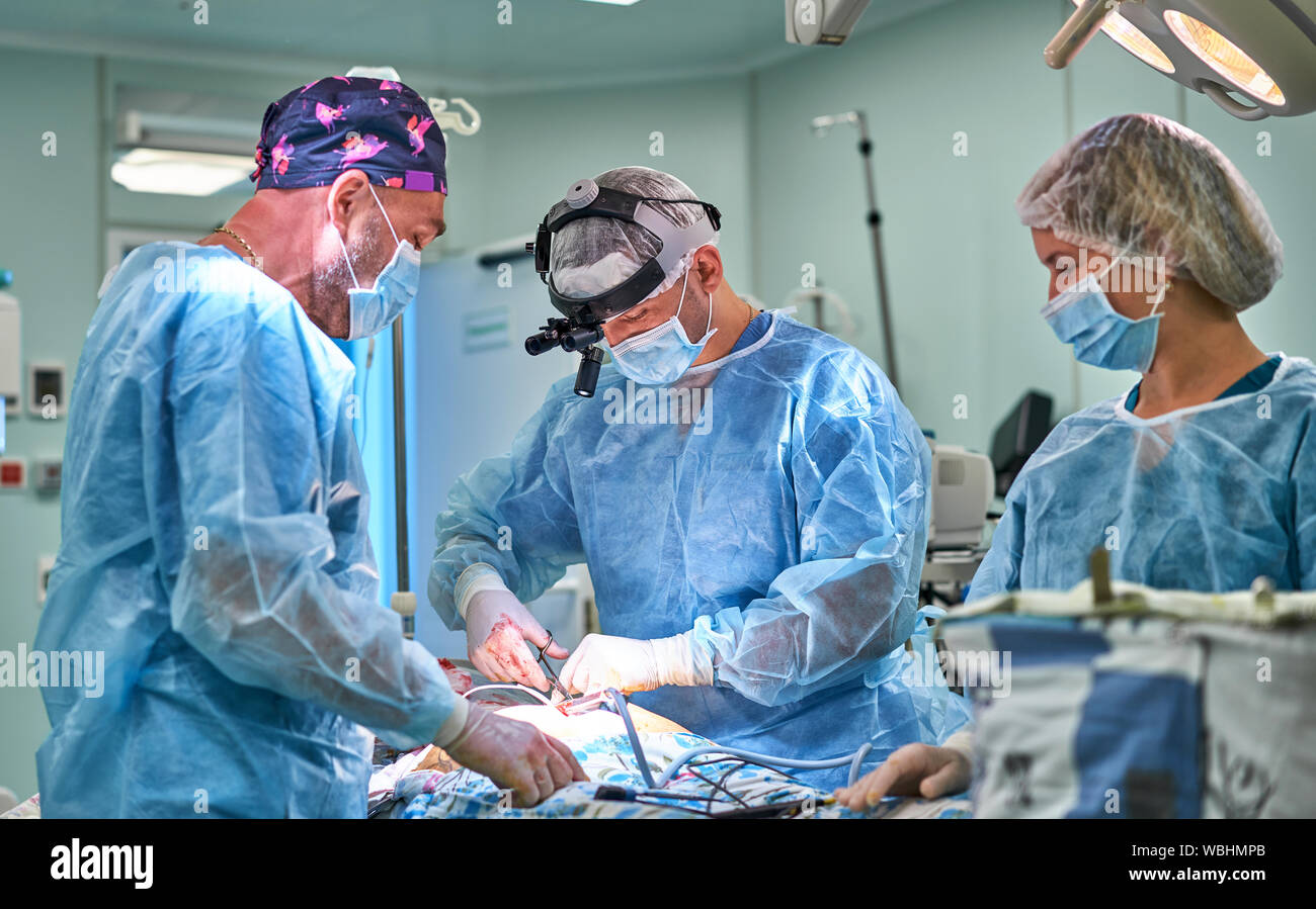 surgeons in the operating room during surgery Stock Photo - Alamy