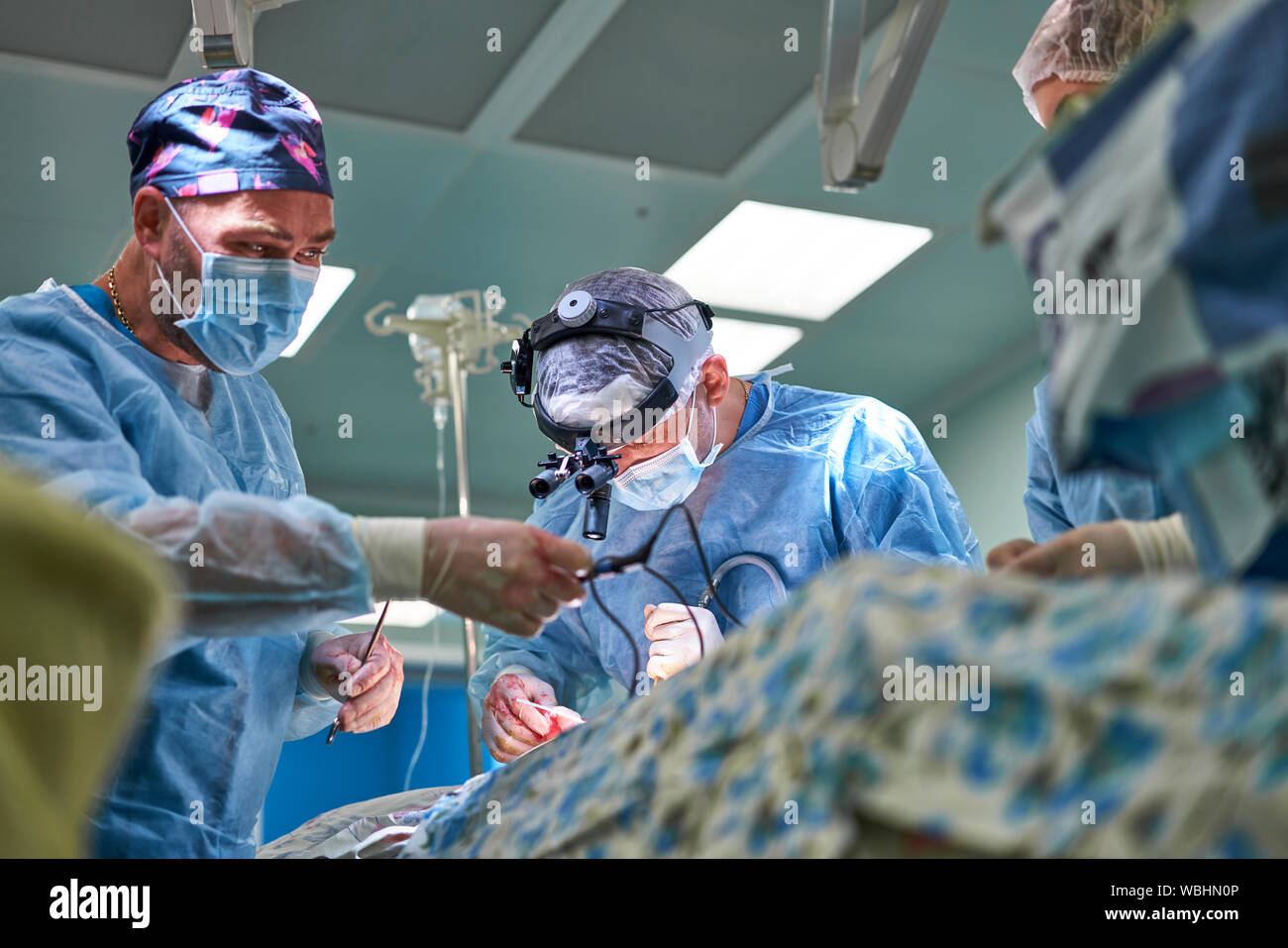 surgeons in the operating room during surgery Stock Photo - Alamy