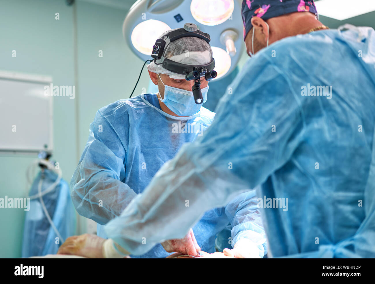 surgeons in the operating room during surgery Stock Photo - Alamy