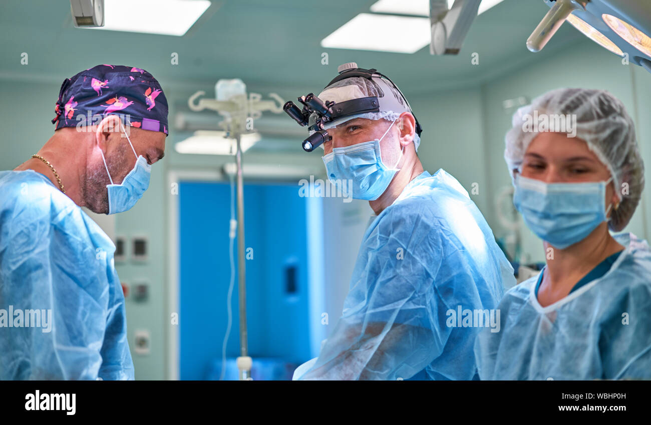 surgeons in the operating room during surgery Stock Photo - Alamy