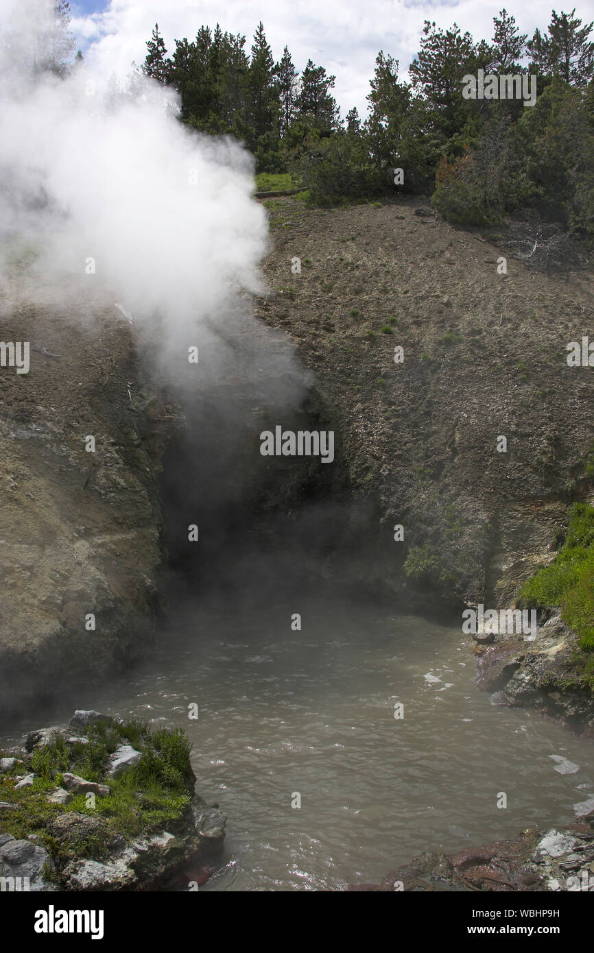 Dragons mouth hot spring hi-res stock photography and images - Alamy