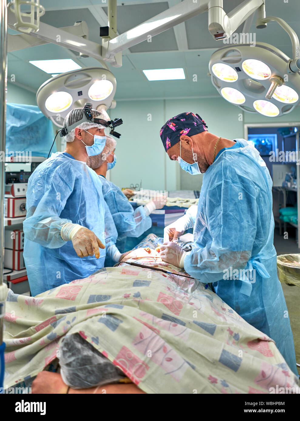 surgeons in the operating room during surgery Stock Photo - Alamy