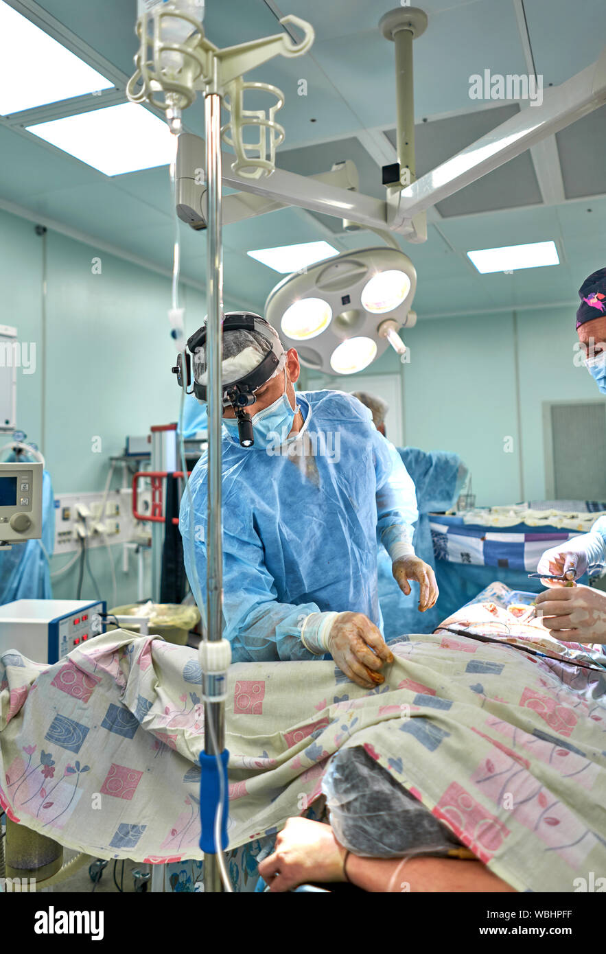 surgeons in the operating room during surgery Stock Photo - Alamy