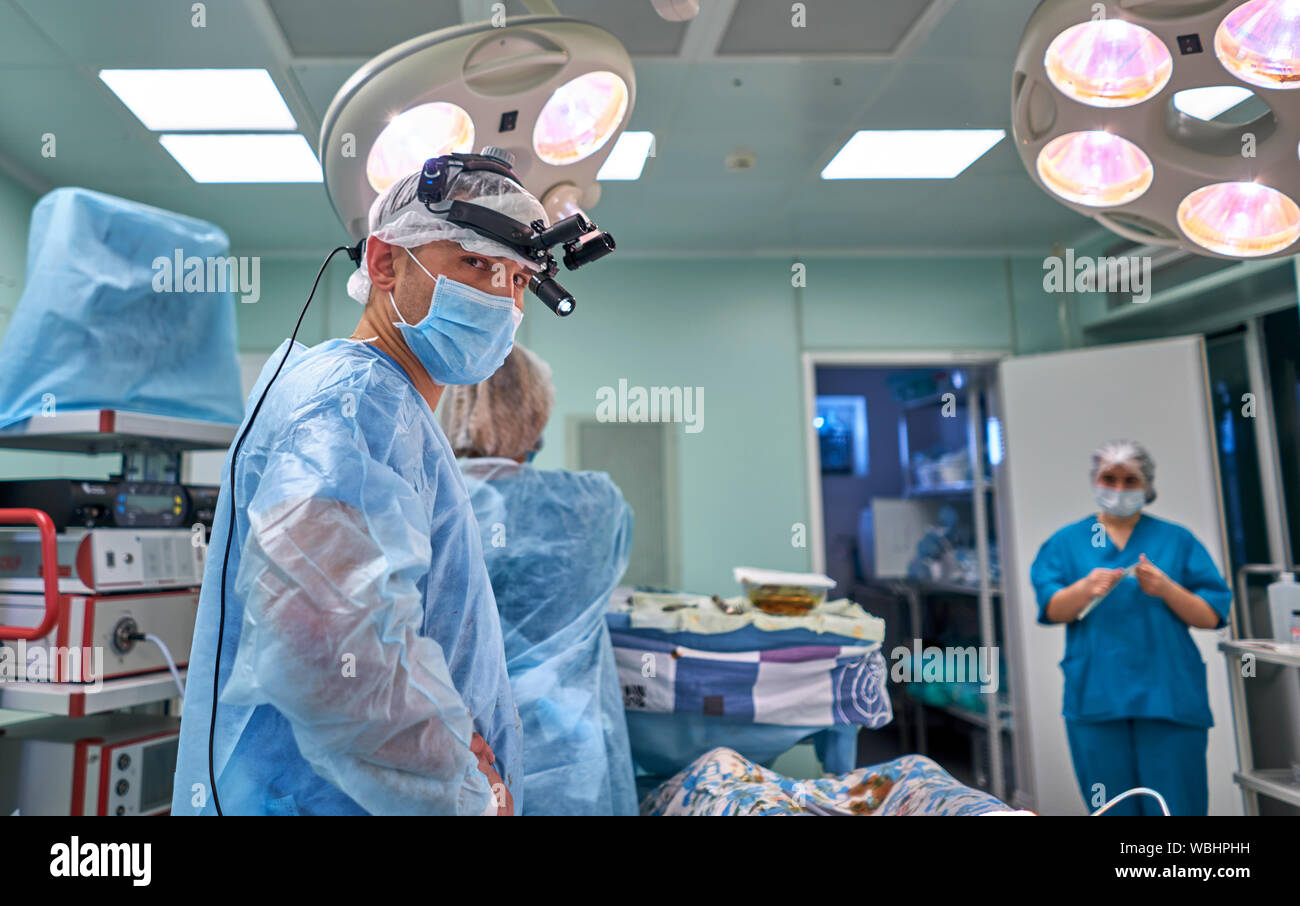 surgeons in the operating room during surgery Stock Photo - Alamy