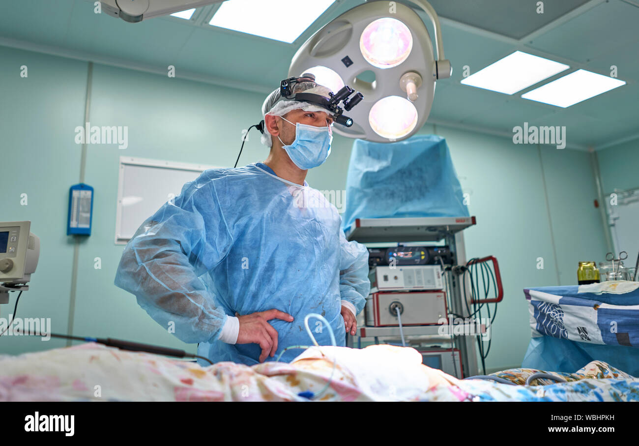 surgeons in the operating room during surgery Stock Photo - Alamy