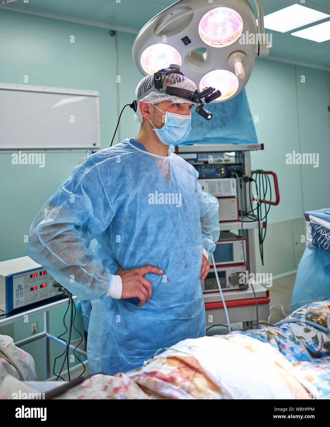 Plastic surgeons performing surgery hi-res stock photography and images ...