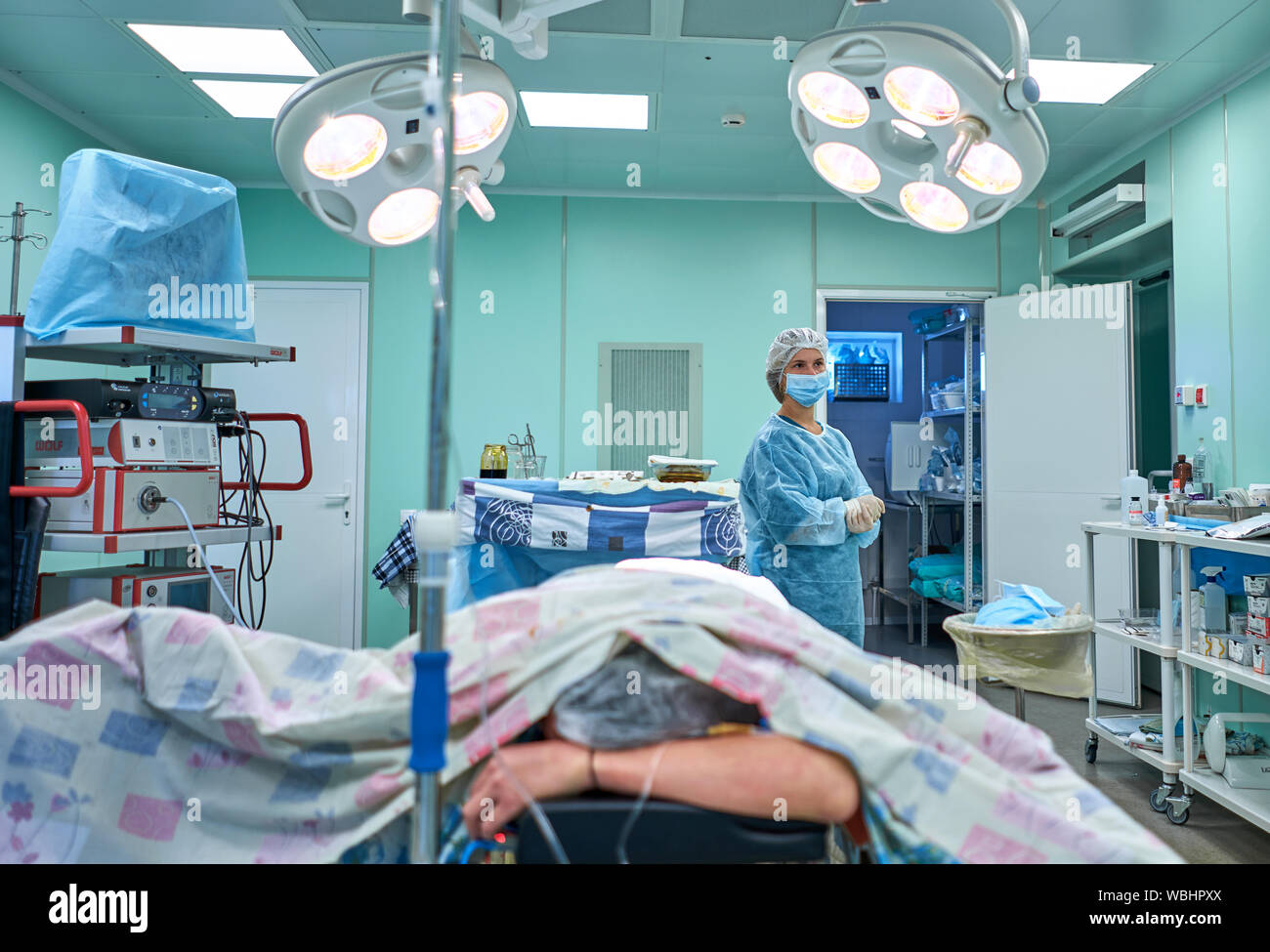 surgeons in the operating room during surgery Stock Photo - Alamy