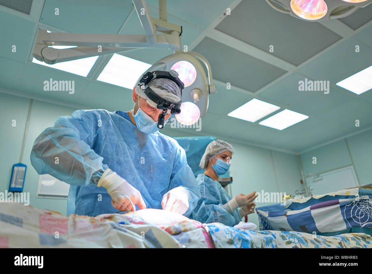 surgeons in the operating room during surgery Stock Photo - Alamy