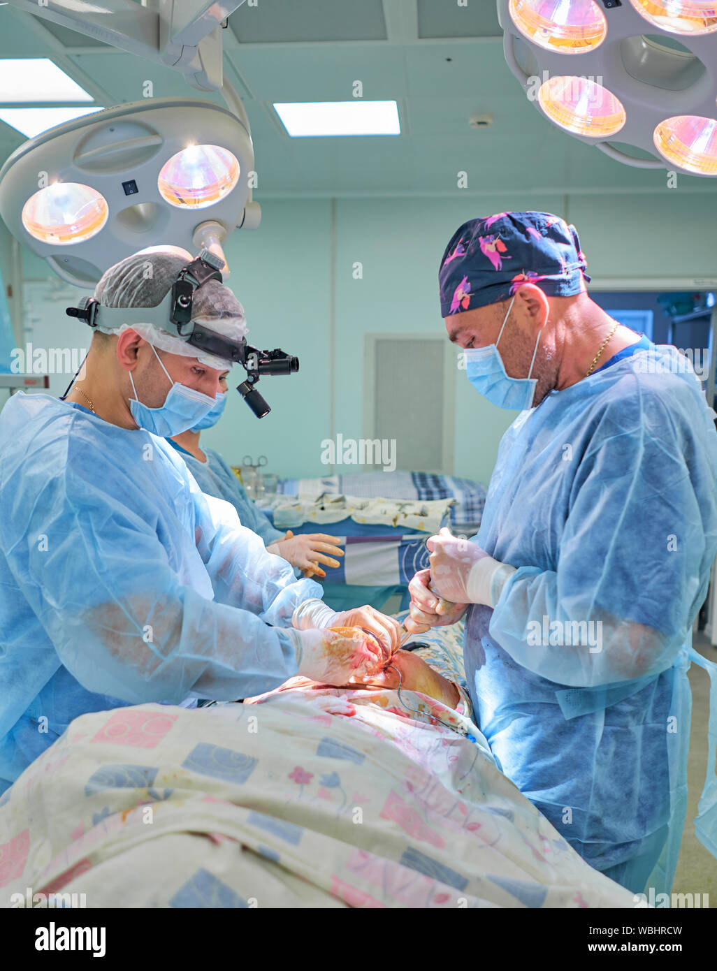 Women surgeons during operation hi-res stock photography and images - Alamy