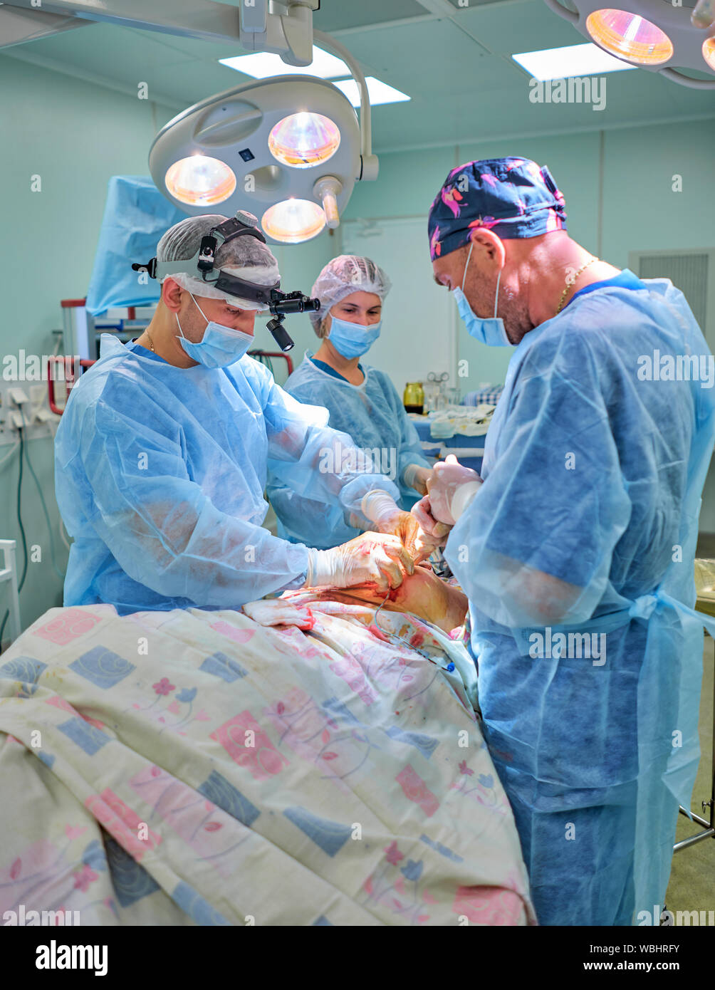 surgeons in the operating room during surgery Stock Photo - Alamy