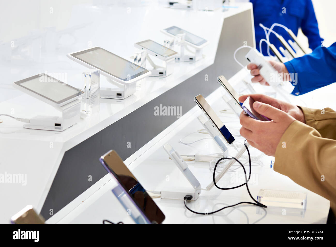 Mobile store in new hi-res stock photography and images - Alamy