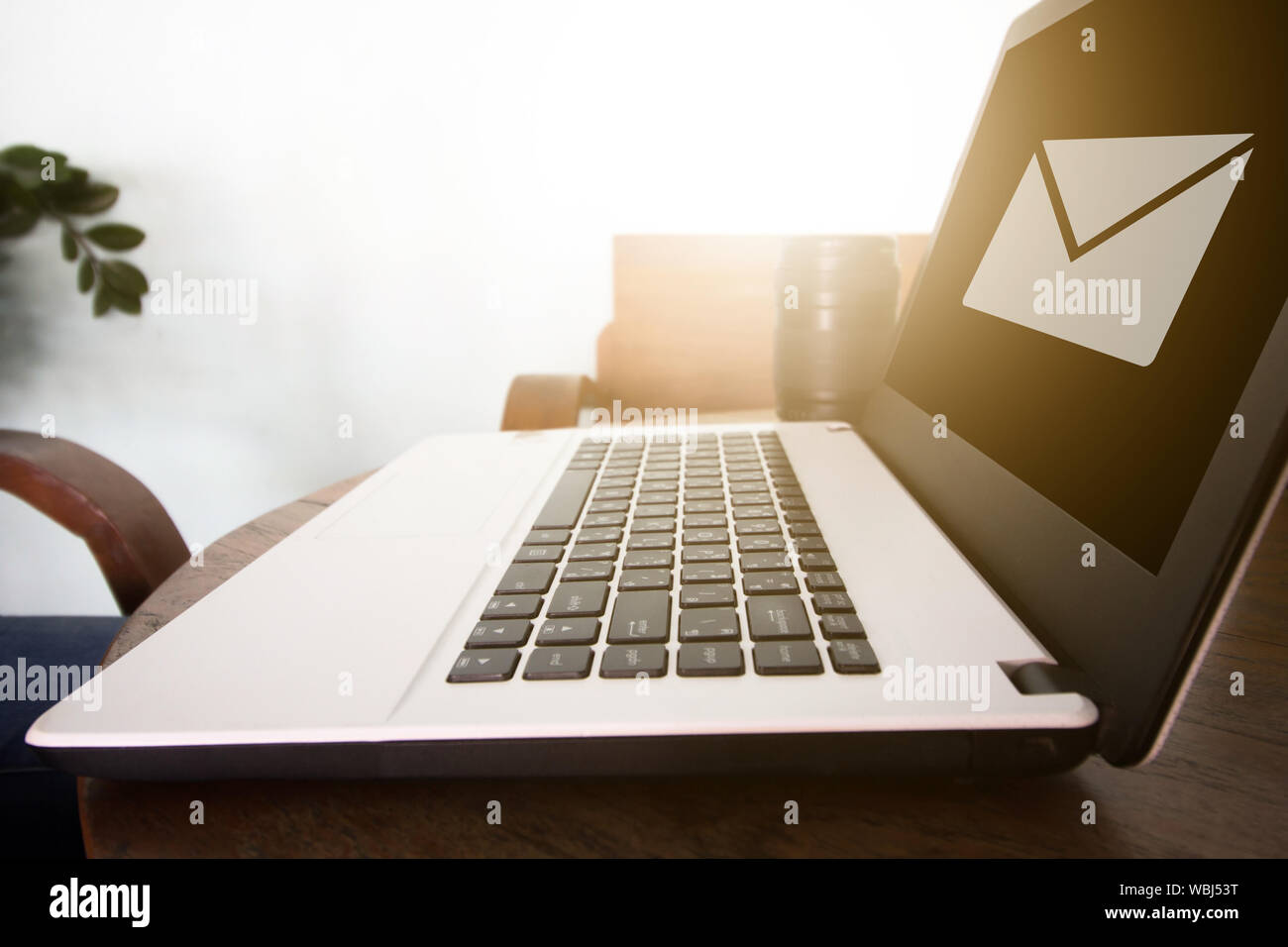 E mail screen hi-res stock photography and images - Alamy