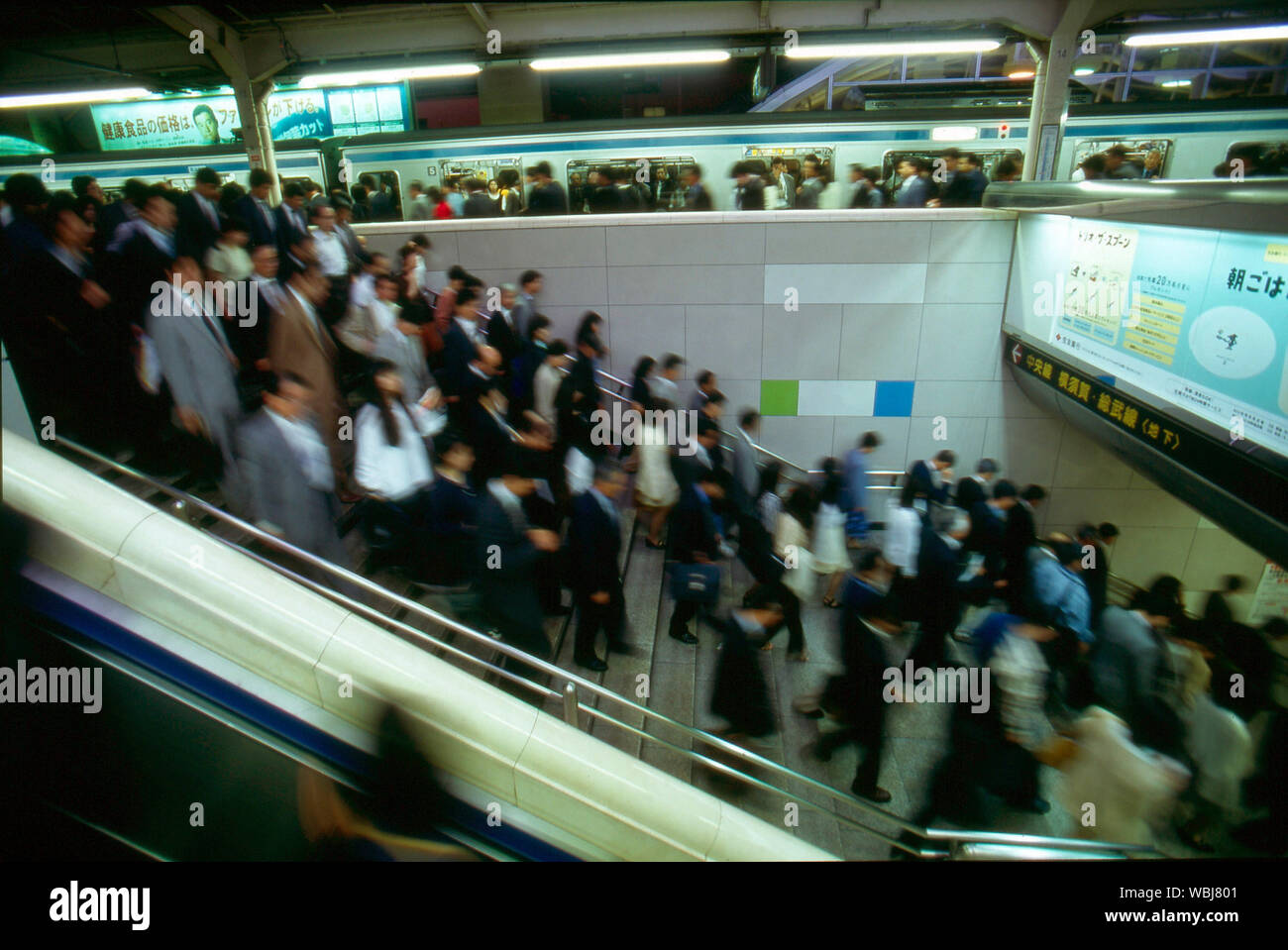 Commuting crowd hi-res stock photography and images - Alamy