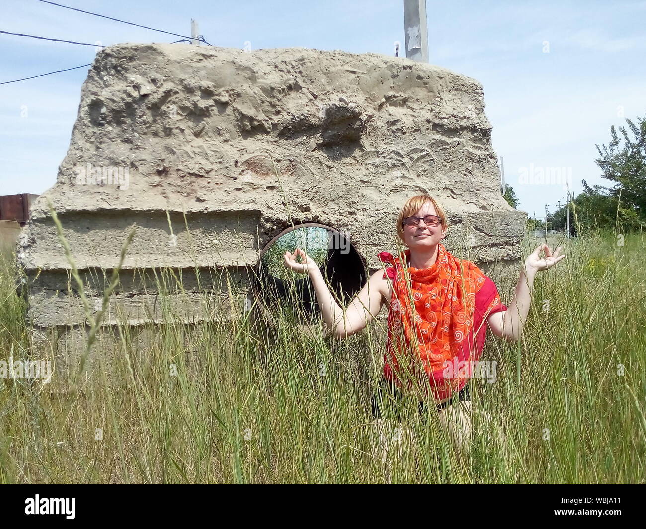 Kneeling posture hi-res stock photography and images - Alamy