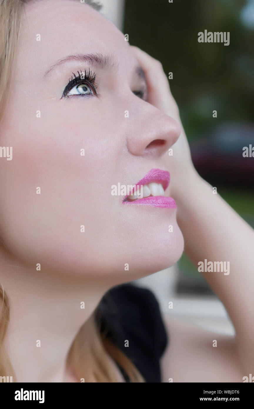 Profile of womans face hi-res stock photography and images - Alamy