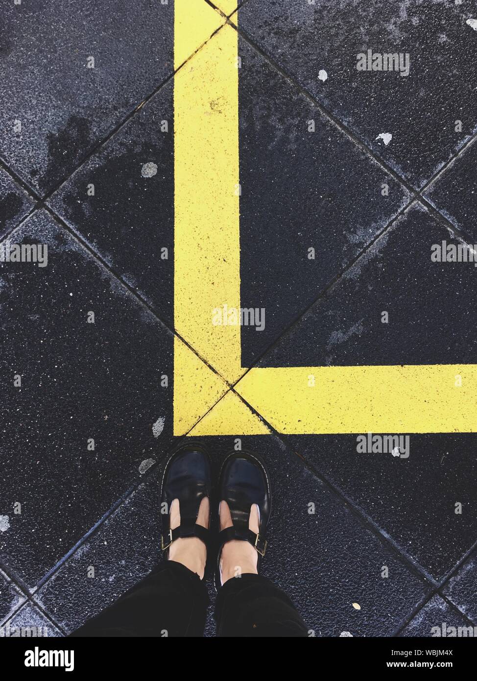 Pavement with yellow line hi-res stock photography and images - Alamy