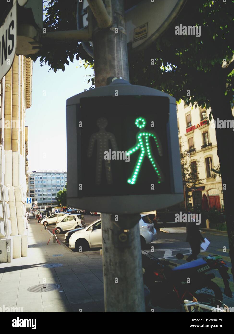 Green walk signal hi-res stock photography and images - Alamy