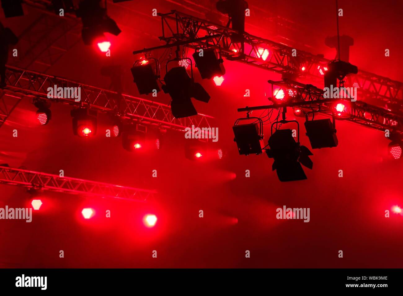Red stage lights hi-res stock photography and images - Alamy