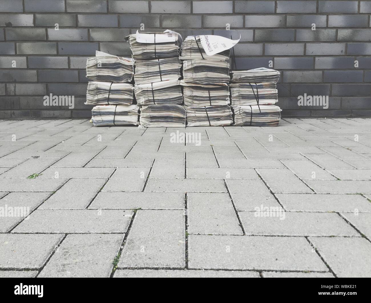 Newspaper pattern hi-res stock photography and images - Alamy