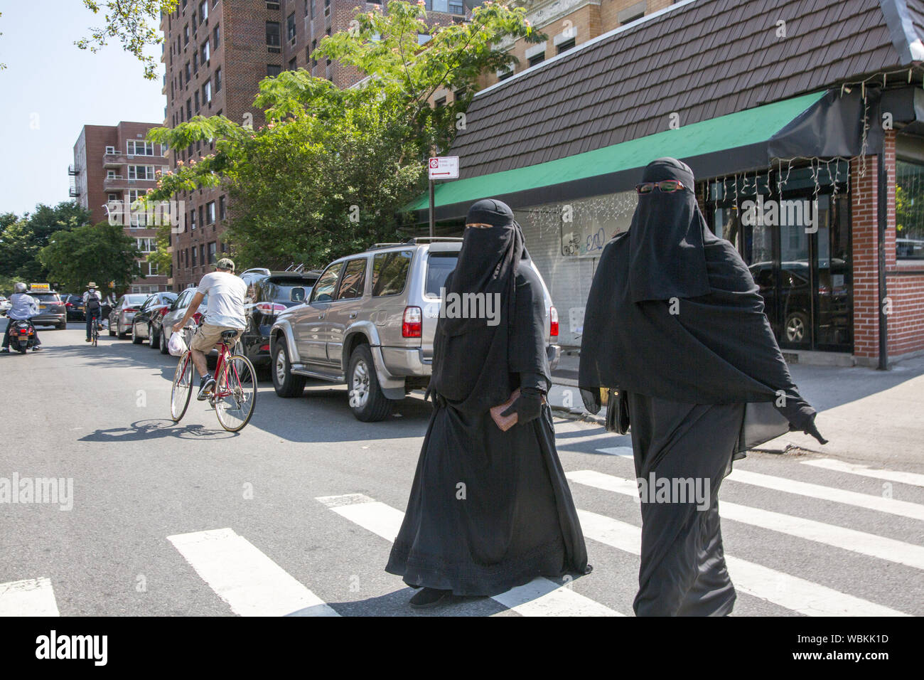 Burkas hi-res stock photography and images - Alamy