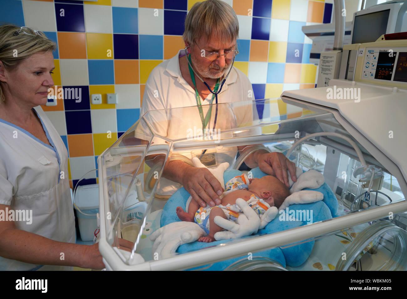 Modern incubator hi-res stock photography and images - Alamy