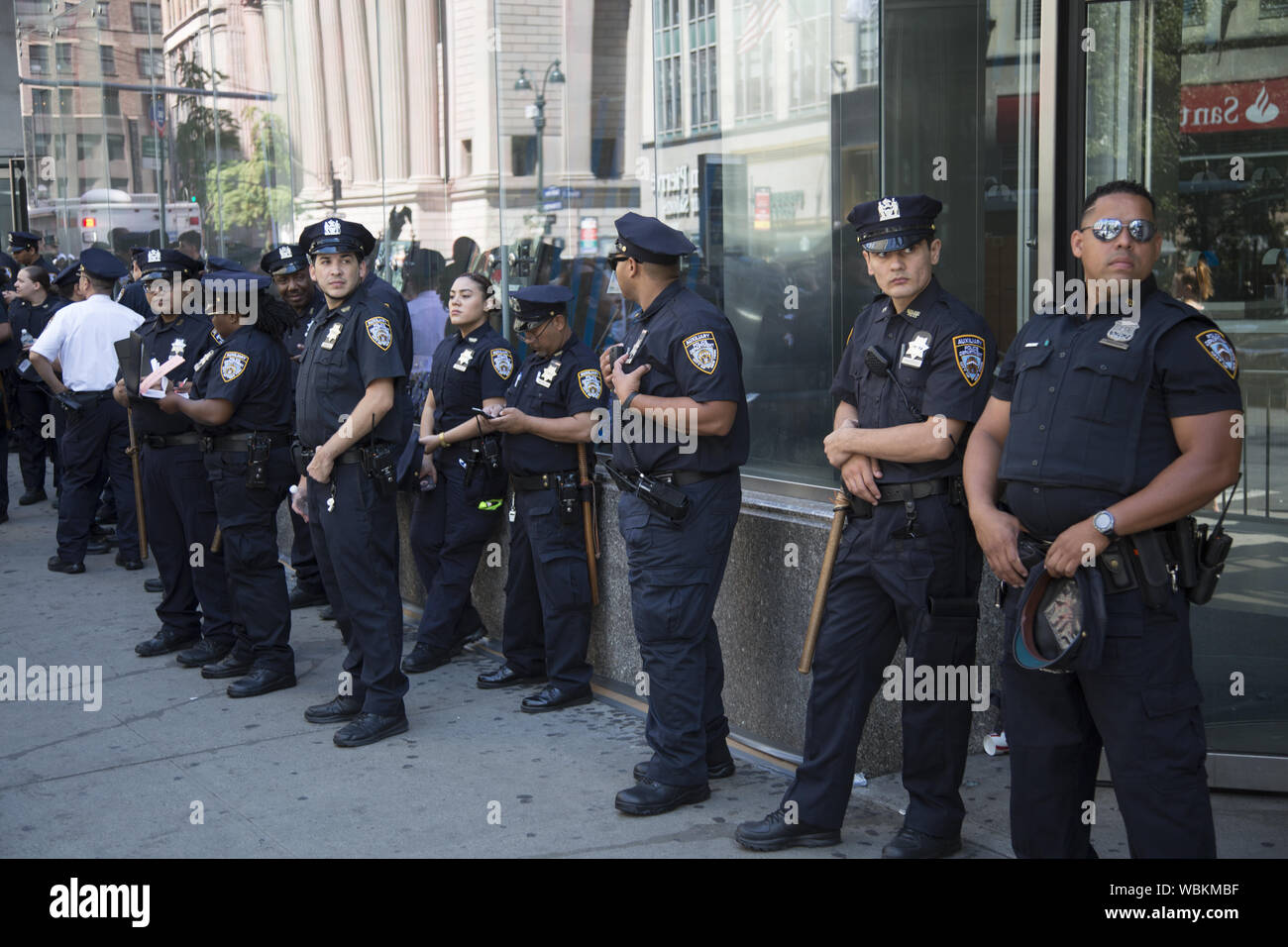 Group of police officers hi-res stock photography and images - Alamy