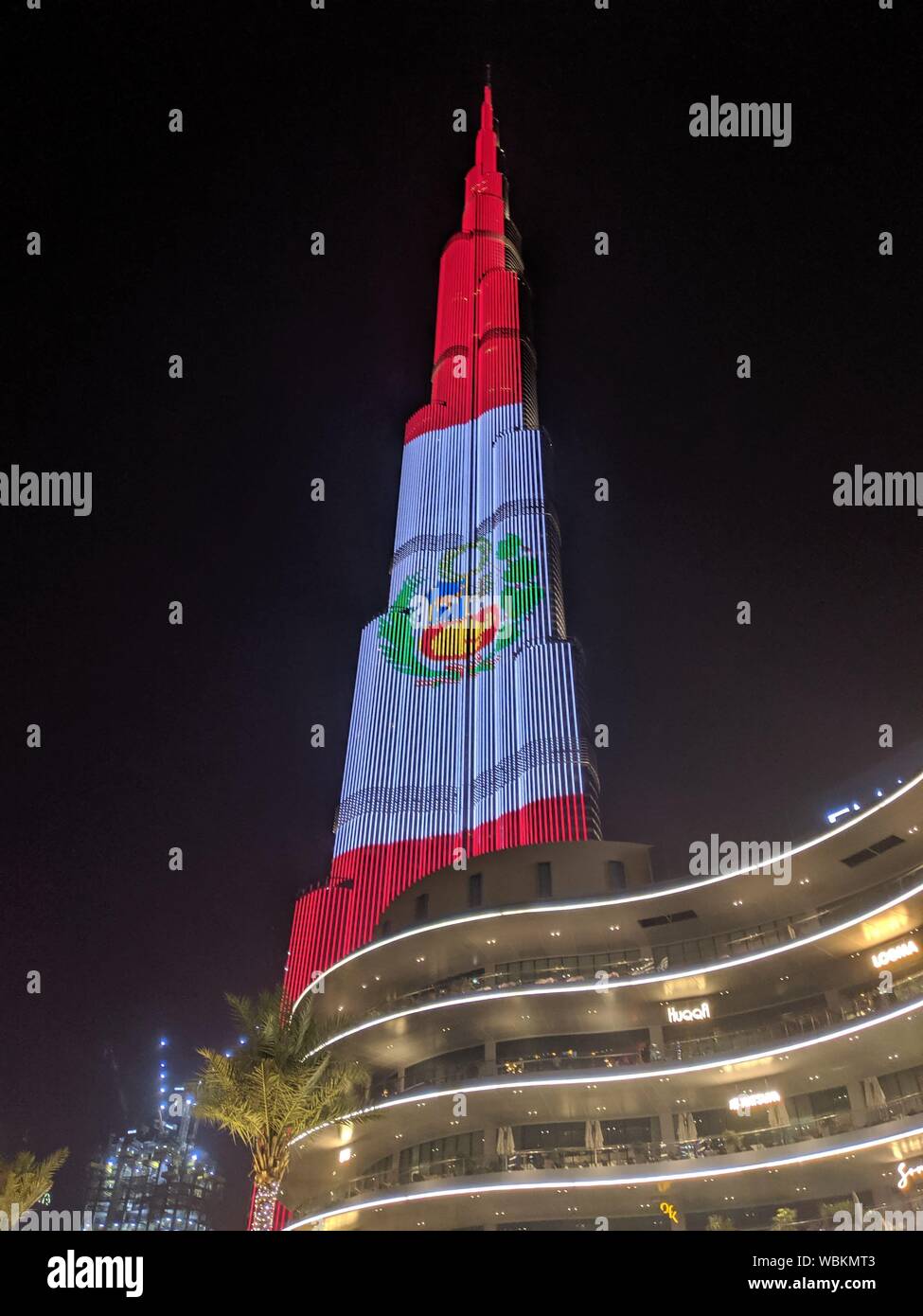 The Burj Khalifa has become by its size the center of a new urban ...