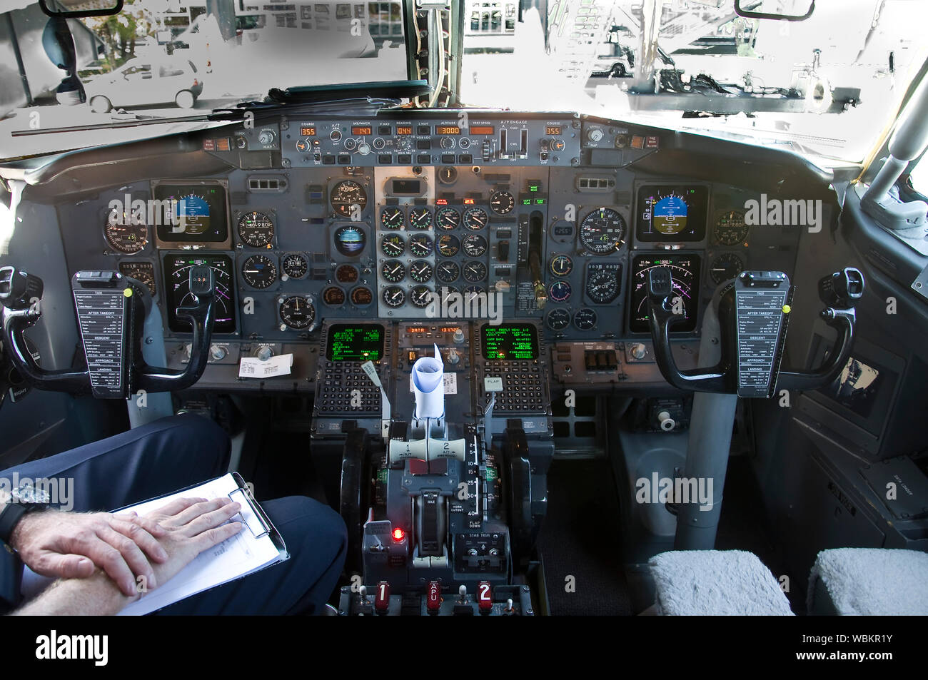 Airplane pilot cockpit hi-res stock photography and images - Alamy