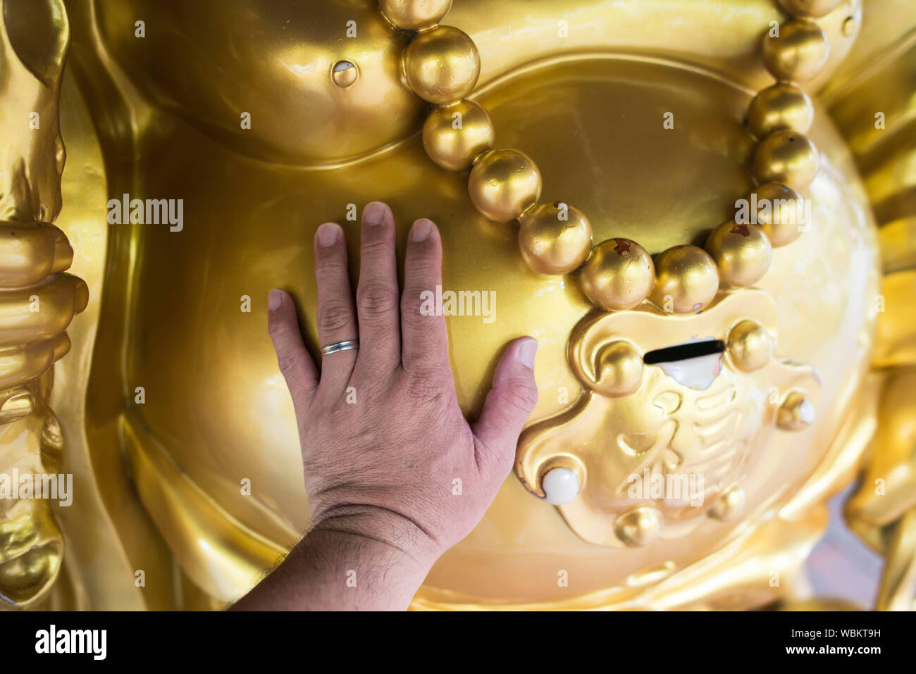 Gold man statue hi-res stock photography and images - Alamy