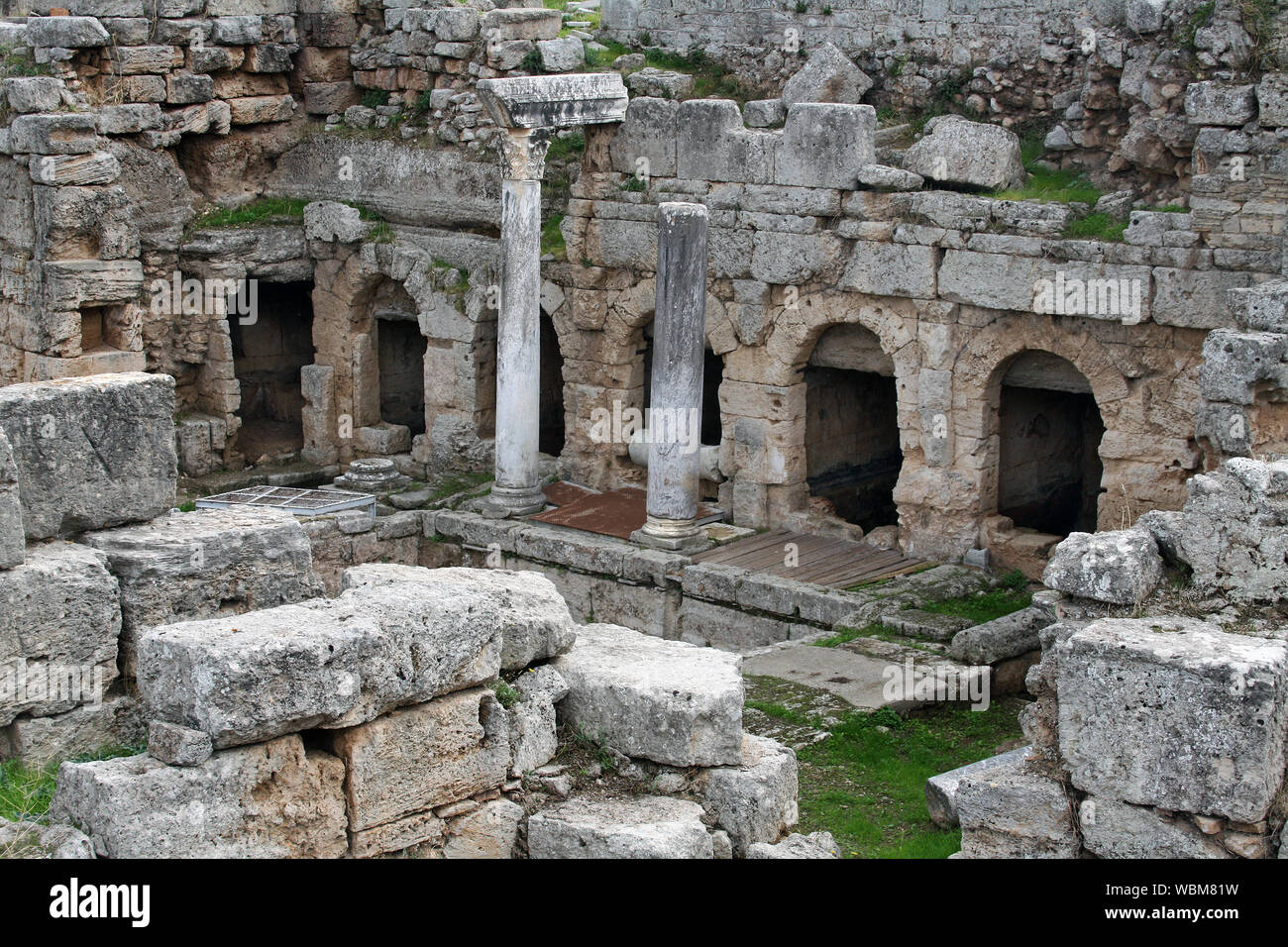 Ancient roman fountain hi-res stock photography and images - Alamy