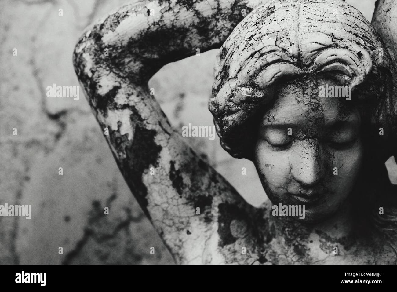 Female statue broken hi-res stock photography and images - Alamy