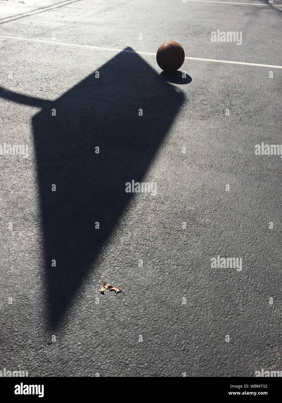 Basketball hoop and ball hi-res stock photography and images - Alamy