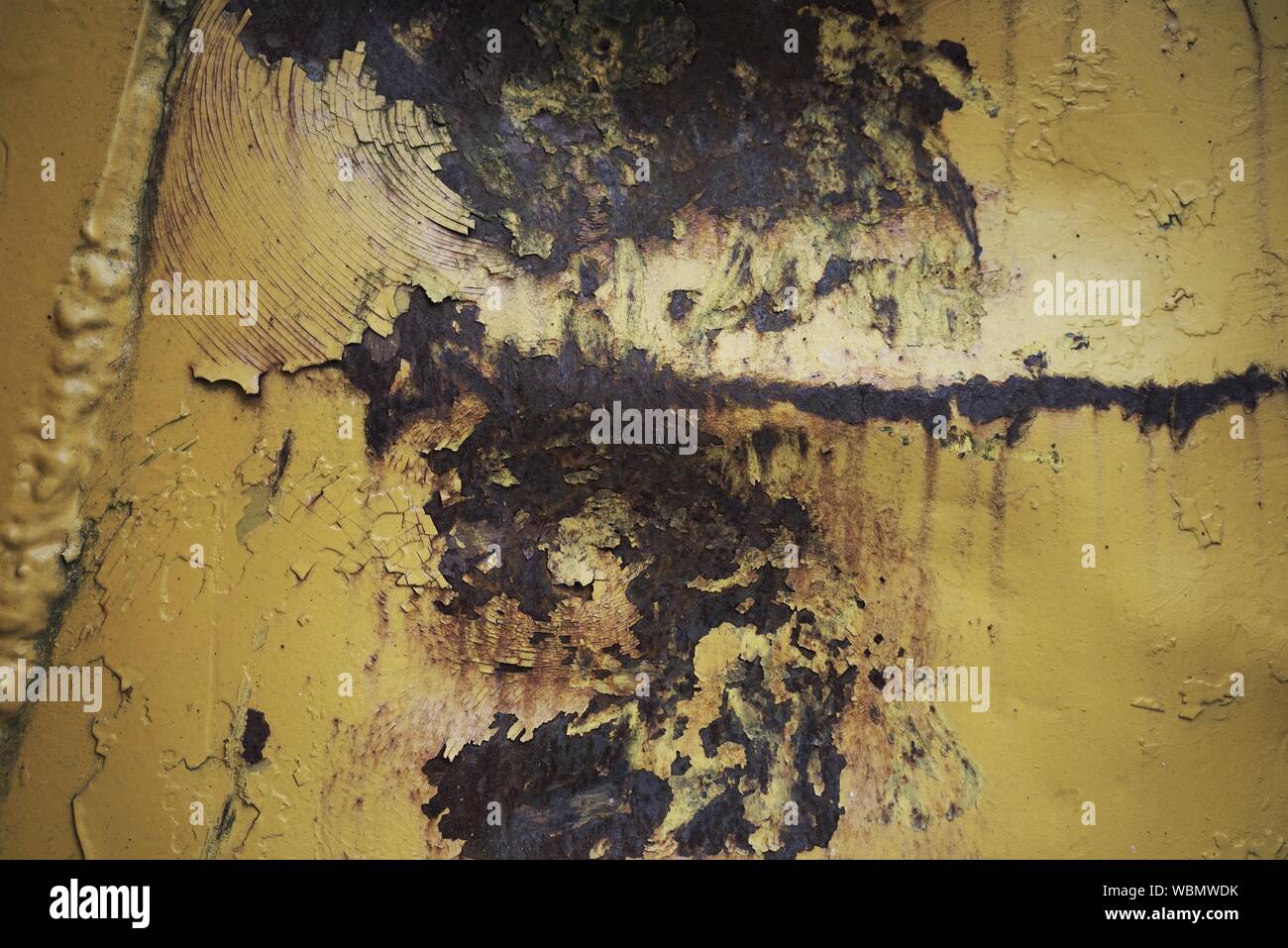 Yellow paint peeling hi-res stock photography and images - Alamy