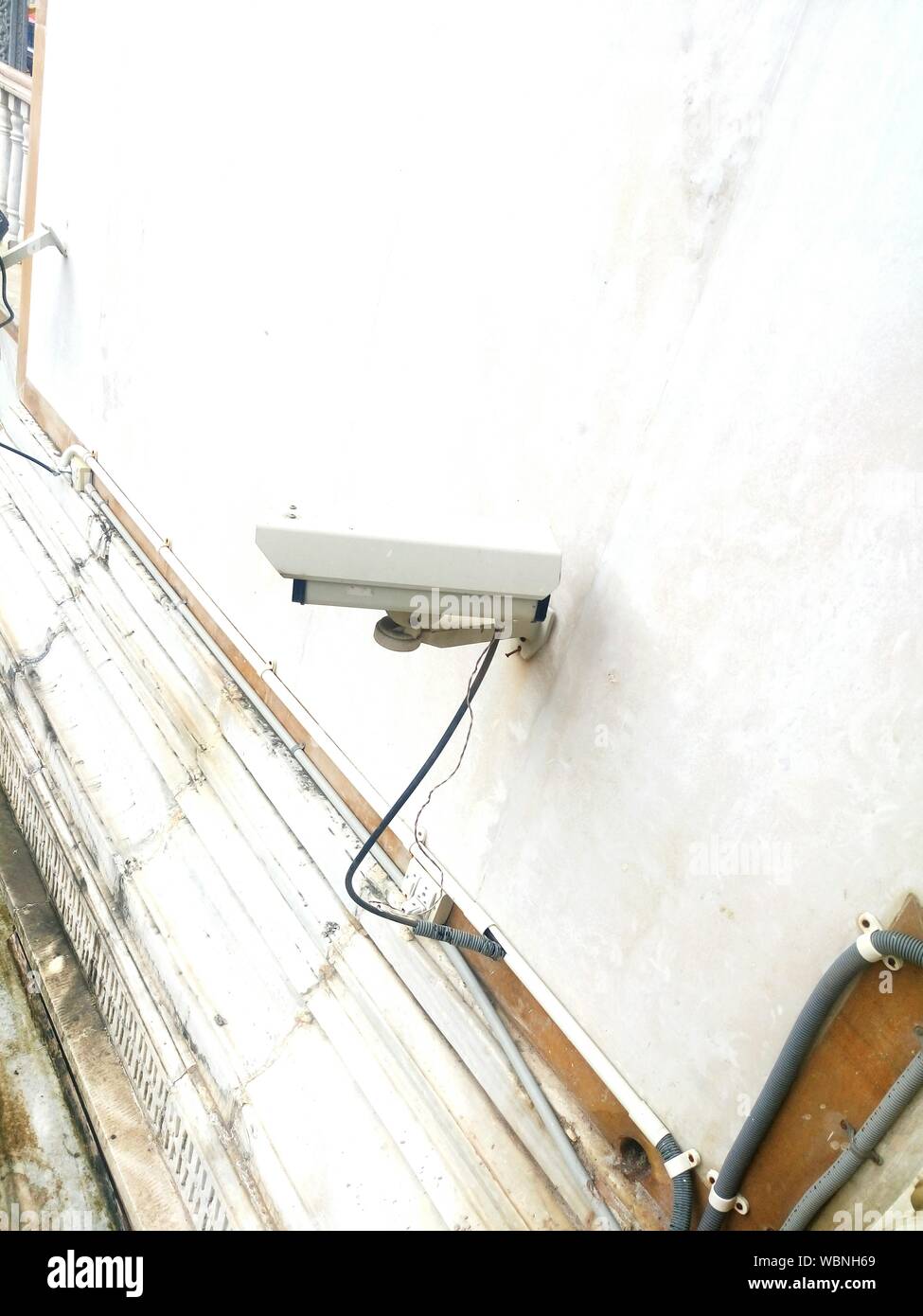 Wall mounted security camera hi-res stock photography and images - Alamy