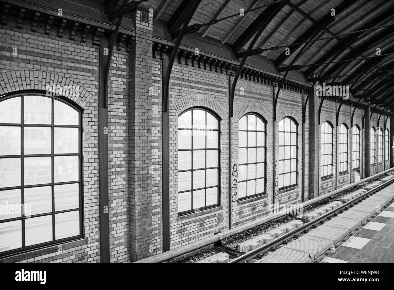 Windows row hi-res stock photography and images - Alamy